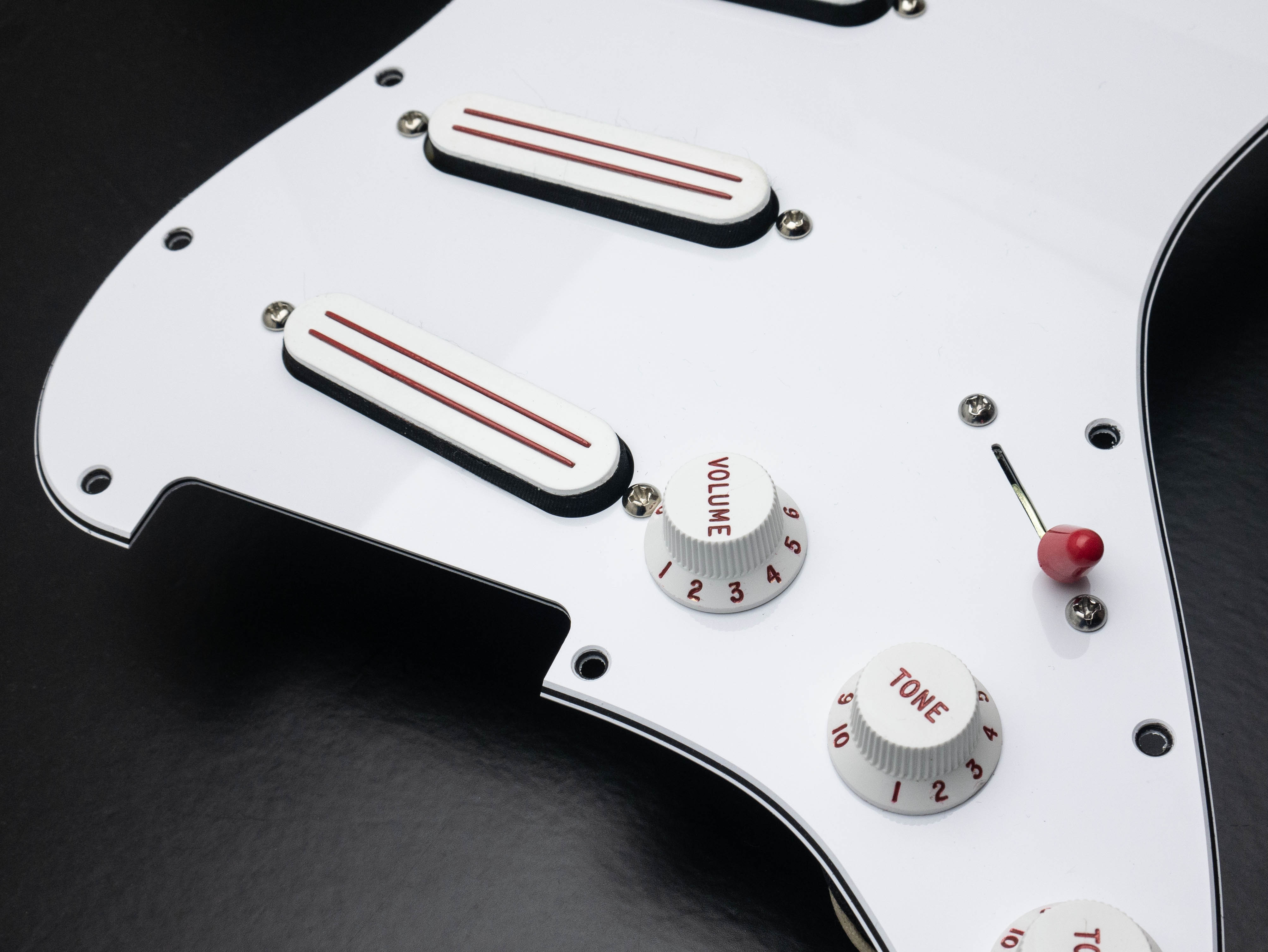 Cobra Singlecoil Prewired Strat Pickguard White / Red | In-Stock Strat ...