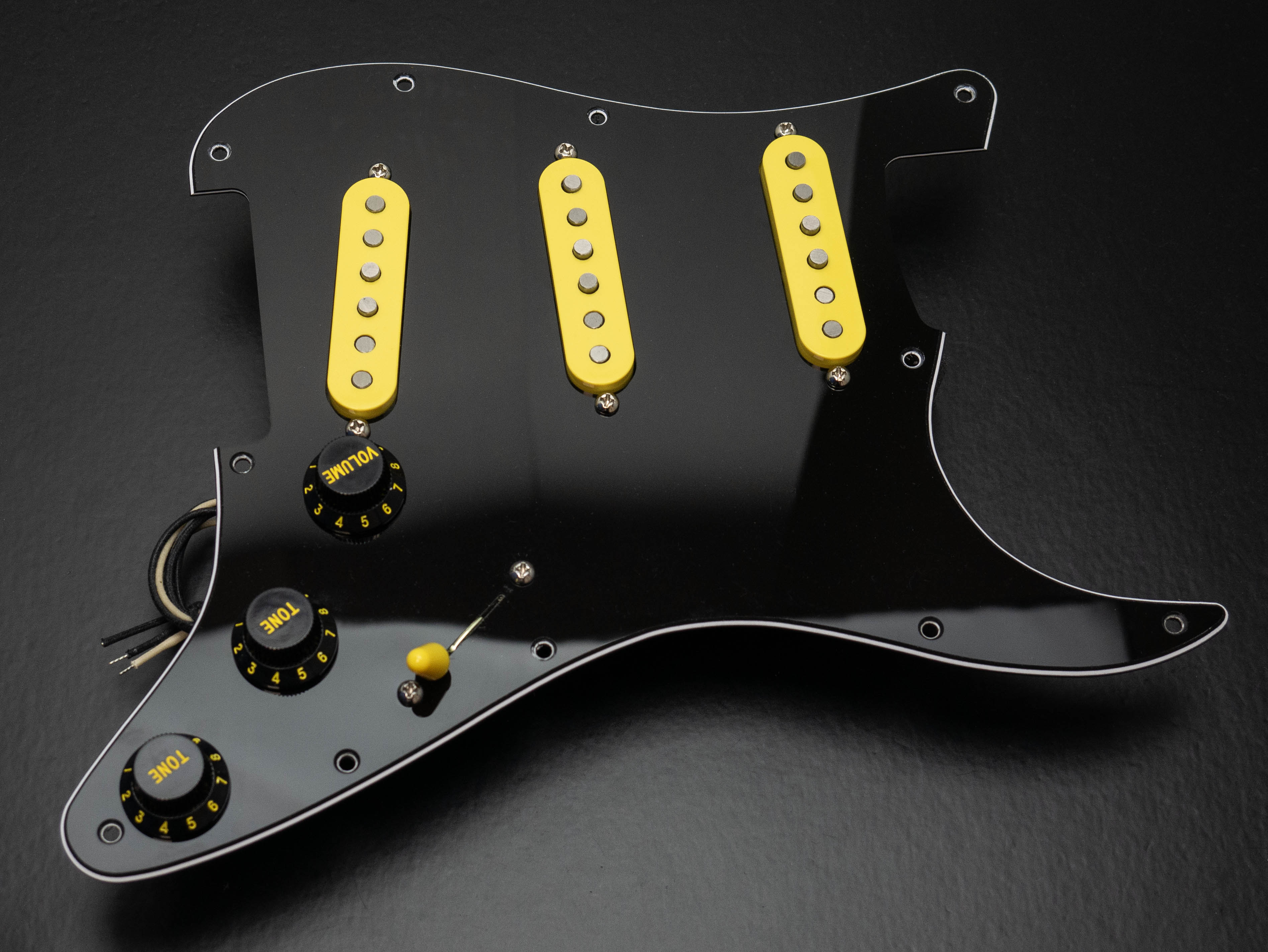 Mother's Milk Singlecoil Yellow / Black Prewired Strat Pickguard | In ...