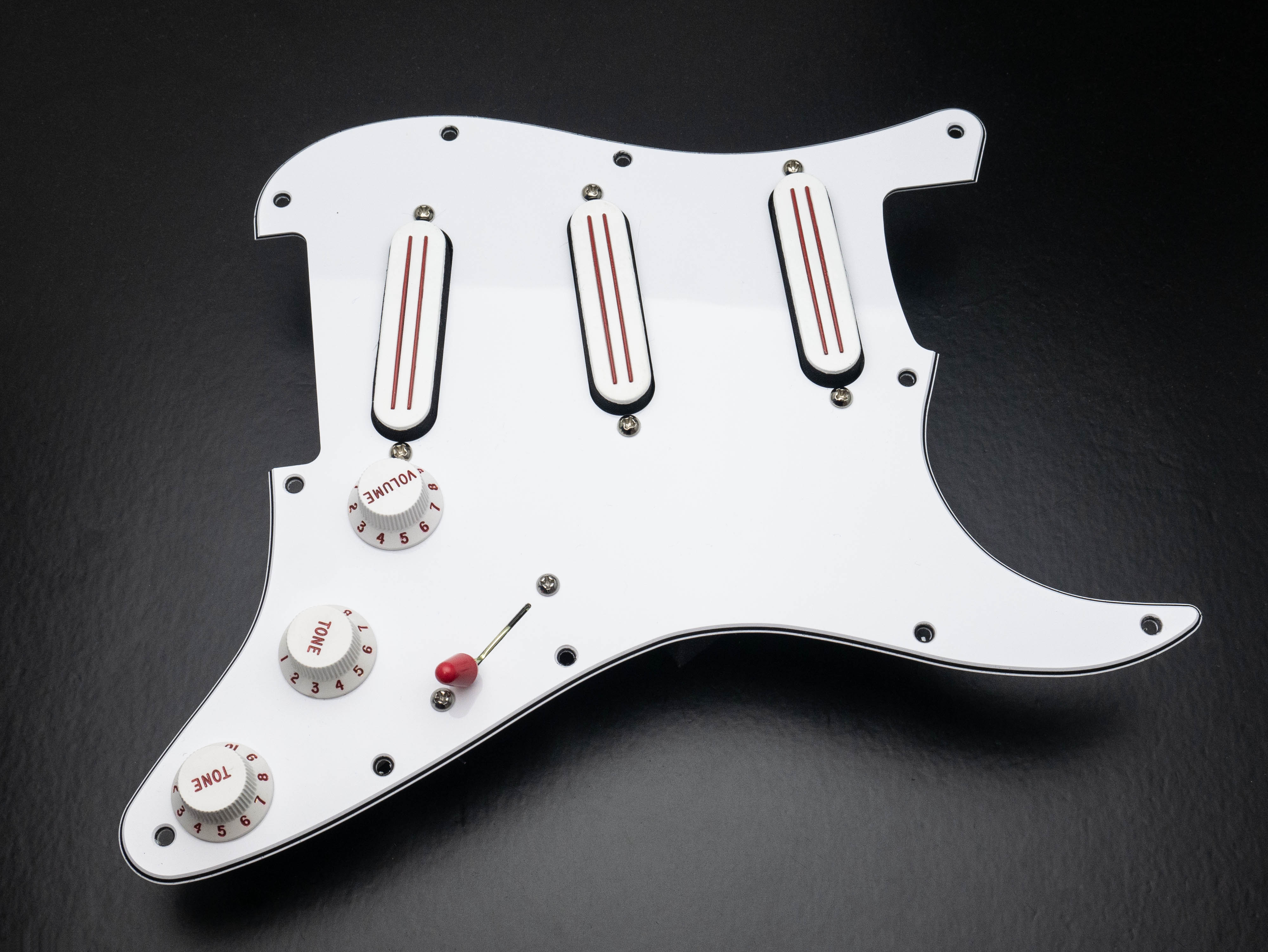 Cobra Singlecoil Prewired Strat Pickguard White / Red | In-Stock Strat ...