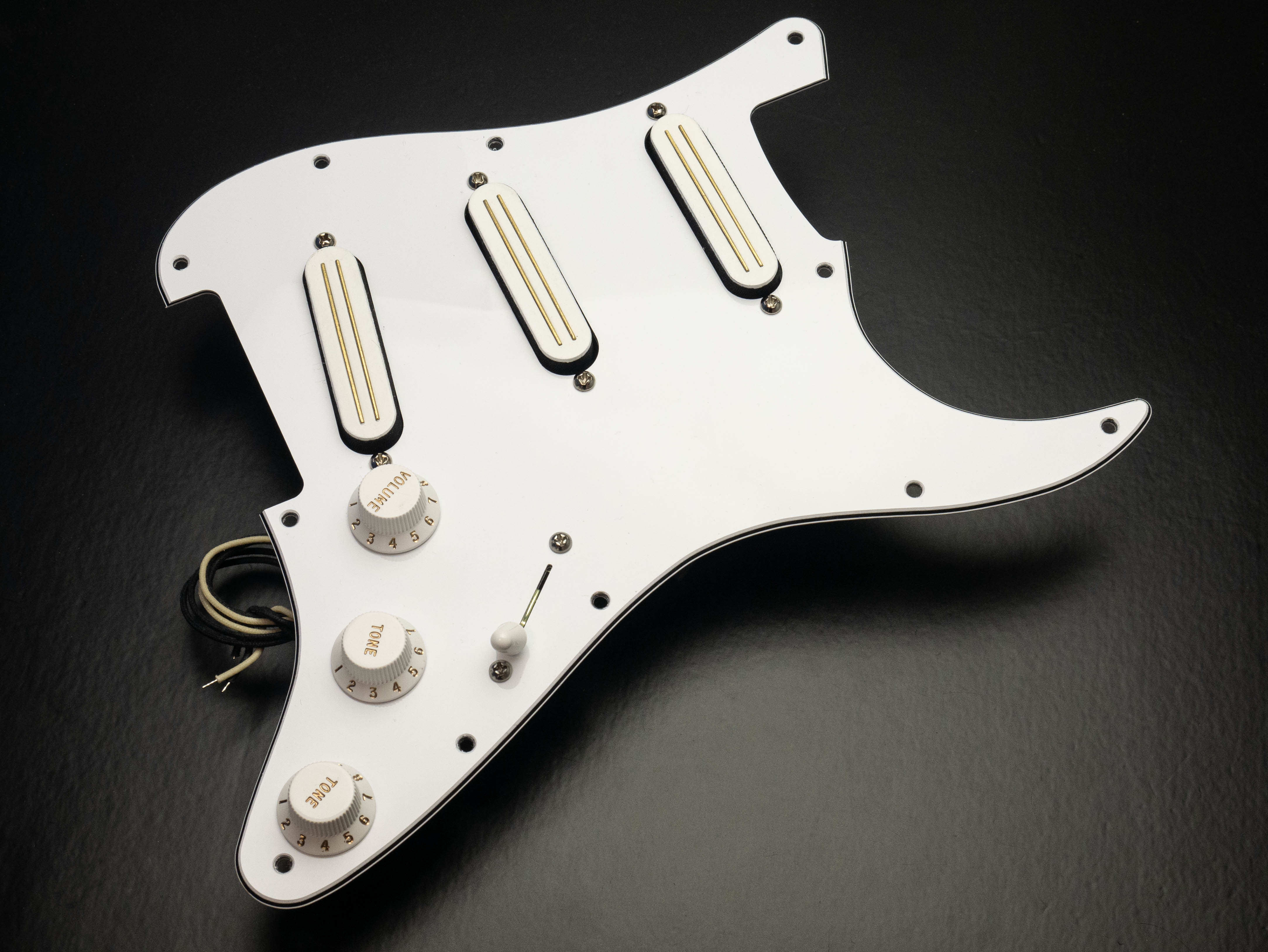 Cobra Singlecoil Prewired Strat Pickguard White / Gold | In-Stock Strat ...